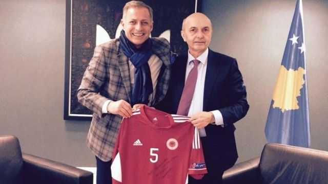 Agim Cana i dhuron Mustafës një fanellë të Lorikut (Foto) - Telegrafi ...
