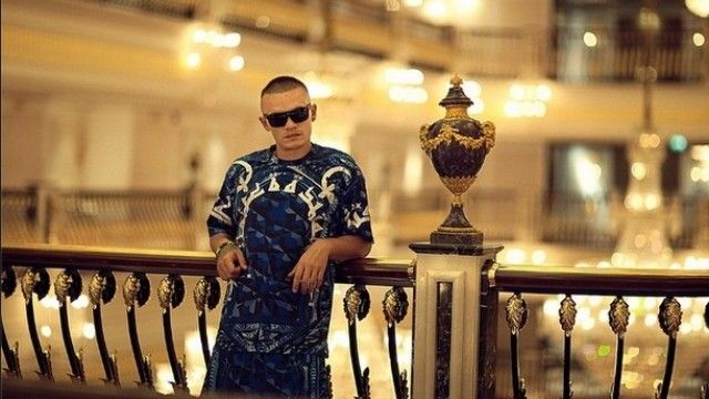 Cozman thumbon këngëtaret: Mos këndoni anglisht, bëhuni vetvetja ...