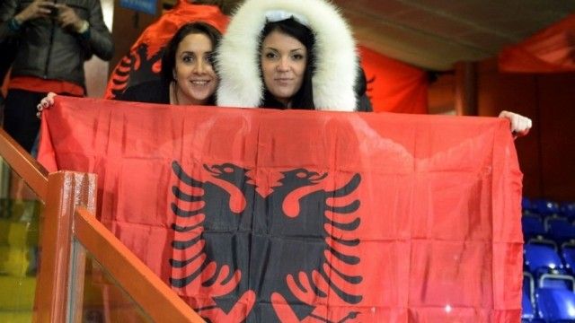 Digjet flamuri kuqezi në ndeshjen Greqi-Serbi - Telegrafi - Telegrafi