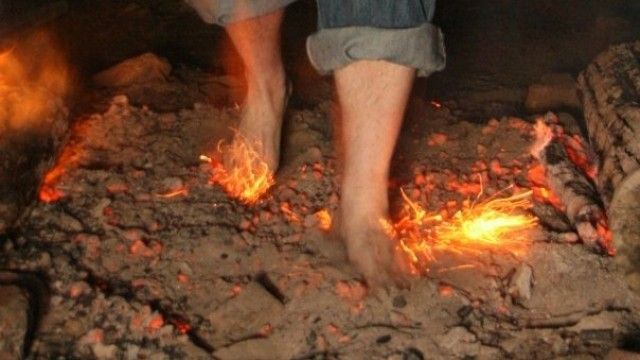 Walking through hot coals ended in tragedy (Video, +18) - Telegrafi ...