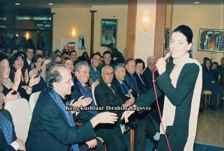 Kur Dr. Ibrahim Rugova uronte Edona Llaloshin (Foto) - Telegrafi ...