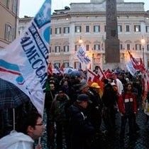 Immigrants protest after being attacked in the south of Italy ...