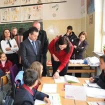 Malmstrong dhe Mustafa vizituan shkollën “Selman Riza” - Telegrafi ...