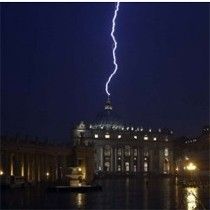 Resignation of the Pope, lightning strikes the Vatican basilica (Photo ...