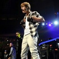 Justin Bieber lëndon prapanicën - Telegrafi - Telegrafi