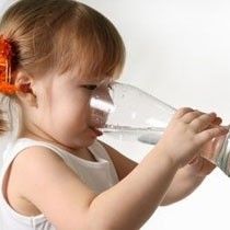 Dehidrimi, trajtimi te fëmijët gjatë verës - Telegrafi - Telegrafi