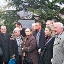 Peja, the bust of the patriot Enver Hadri is revealed - Telegrafi ...
