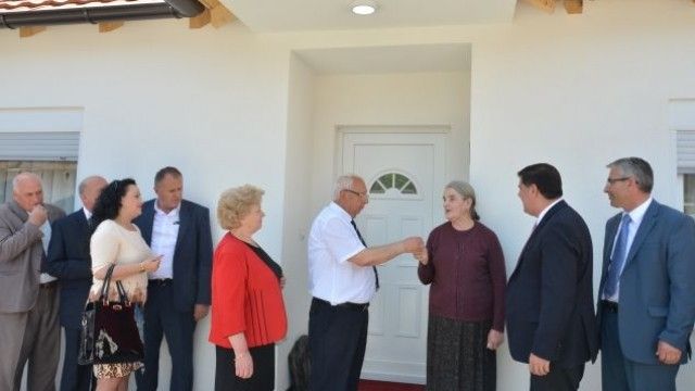 The Mustafa family gets a new house - Telegrafi - Telegrafi