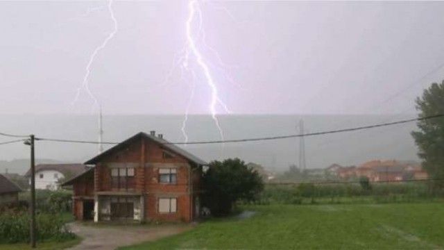 Goditet nga rrufeja minarja e Xhamisë në Bihaç (Video) - Telegrafi ...