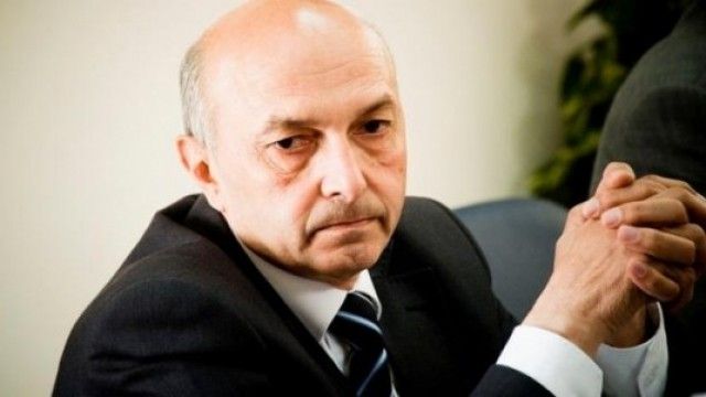 Isa Mustafa consoles the Kryeziu family - Telegrafi - Telegrafi