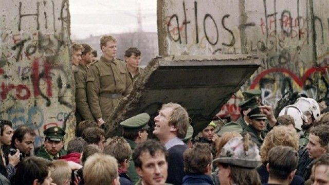 Kështu ra Muri i Berlinit (Foto) - Telegrafi - Telegrafi