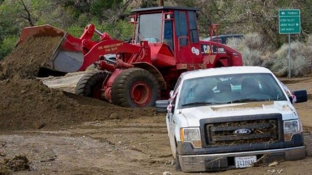 California: Vehicles stuck in mud (Video) - Telegraph - Telegraph