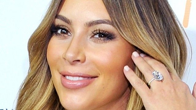 Kim tregon unazën e fejesës prej 15 karat (Foto) - Telegrafi - Telegrafi