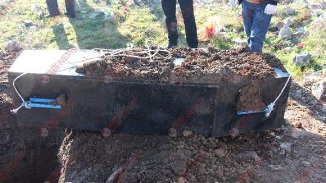 Korçë, arkivol hekuri në varrezat e qytetit... me letra për Allahun ...