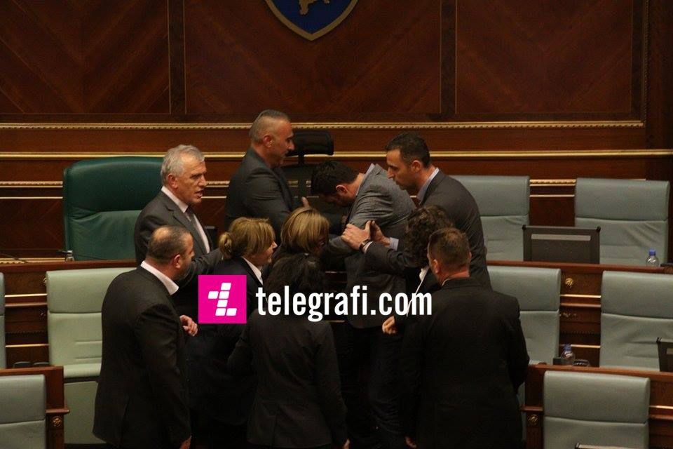 Luftë në Kuvend, Teuta Rugova duket seksi e buzëqeshur (Foto ...