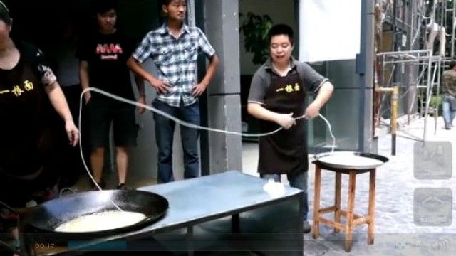 The chef who prepares spaghetti with record length (Video) - Telegrafi ...