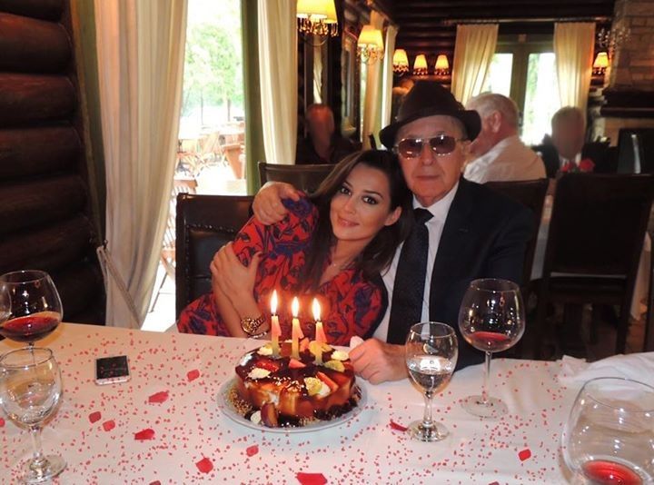 Laura Vorpsi prezanton babain (Foto) - Telegrafi - Telegrafi