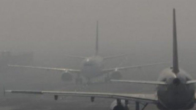 Mjegulla, bllokon Aeroportin e Shkupit - Telegrafi - Telegrafi