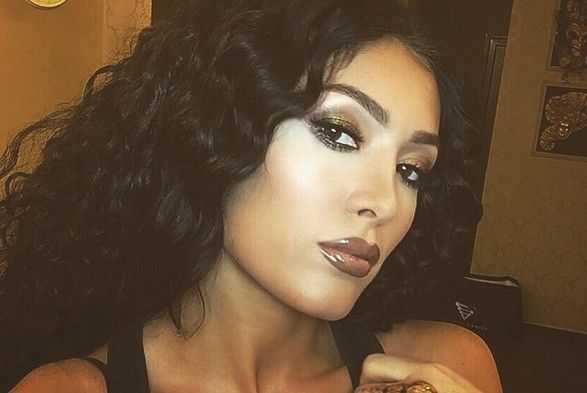 Nora dhe “gjoksi i saj i gëzuar” (Foto) - Telegrafi - Telegrafi