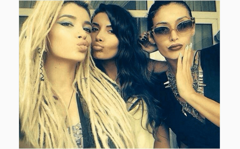 Tri motrat Istrefi fryjnë buzët (Foto) - Telegrafi - Telegrafi