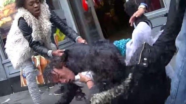 Violent fight between two men and two women (Video) - Telegrafi - Telegrafi