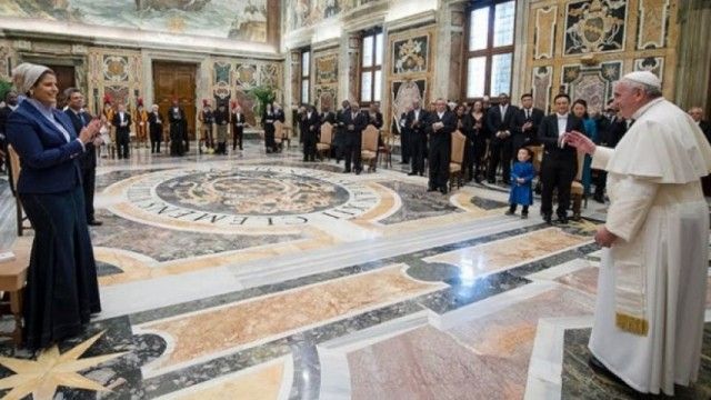 Papa: Shqipëria, shembull i harmonisë fetare - Telegrafi - Telegrafi