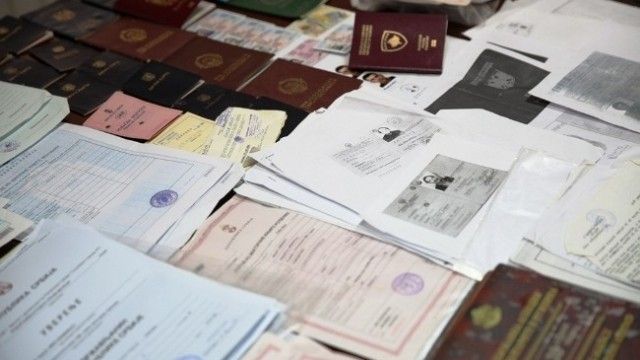 The police discover a laboratory for the production of forged documents ...