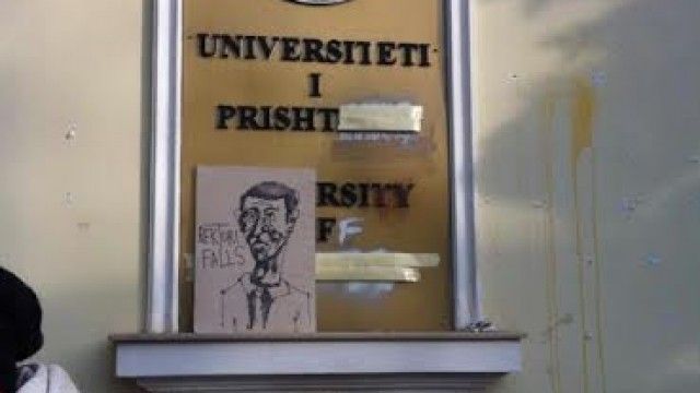 Rektorati ankohet: Protestuesit dëmtuan objektet - Telegrafi - Telegrafi