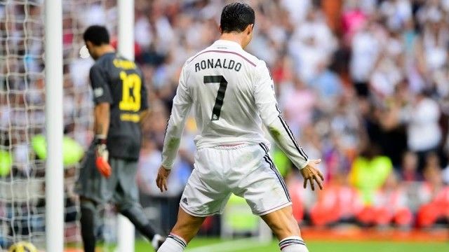 Ronaldo, why is he always standing for the team photo? (Photo ...
