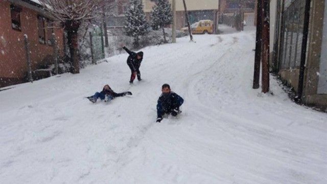 Rrugët e Rahovecit ‘shtigje’ skijimi (Foto) - Telegrafi - Telegrafi