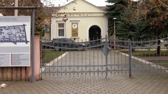 Senati në telashe, rektorati i rrethuar me policë civilë - Telegrafi