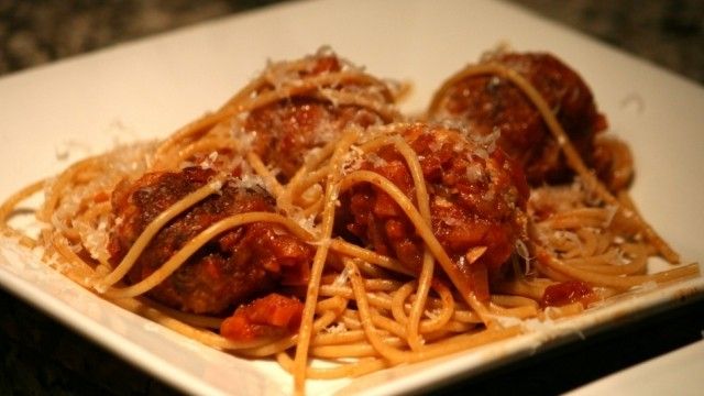 Shpageta me qofte dhe salcë domatesh - Telegrafi - Telegrafi