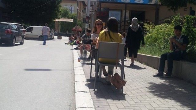 Shpend, liroji trotuaret nga veturat (Foto) - Telegrafi - Telegrafi