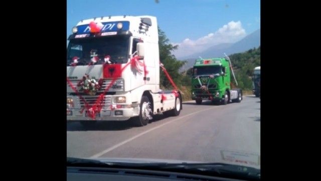 Shqiptari e merr nusen me... kamion! (Video) - Telegrafi - Telegrafi