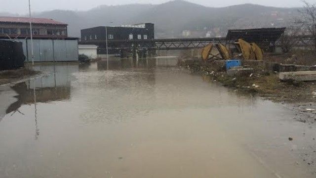 Sitnica vërshon disa shtëpi - Telegrafi - Telegrafi