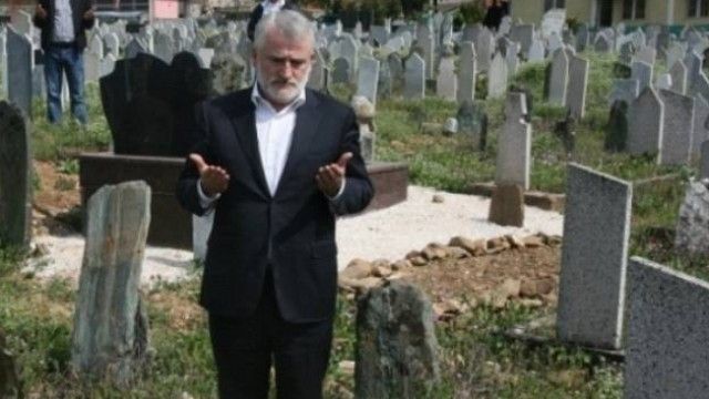 Thaçi paid tribute to the grave of Arbën Xhaferri - Telegrafi - Telegrafi