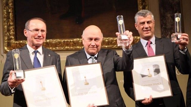 Thaçi dekorohet me çmimin “Shigjeta e artë” - Telegrafi - Telegrafi