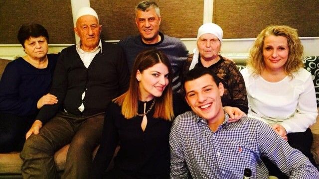 Thaçi is celebrating with his family (Photo) - Telegrafi - Telegrafi