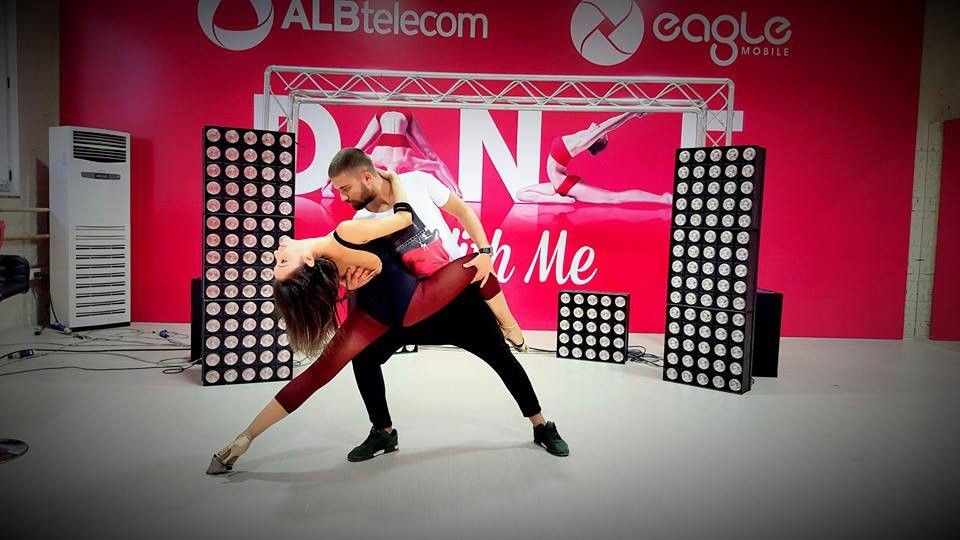 Veseli leaves Tea in the background - Telegrafi - Telegrafi