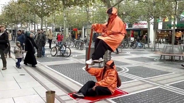 Discover the secret of how these people hover in the air! (Photo/Video ...