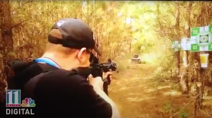 Humb këmbën derisa po qëllonte me pushkë automatike kositësen e barit ...