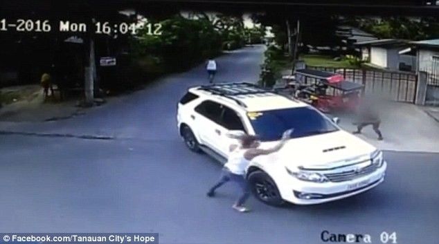 Watch how gangsters are killed in broad daylight in the Philippines ...