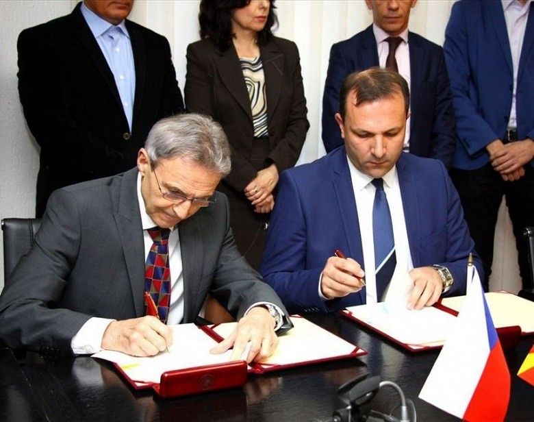 The Czech Republic financially helps the border police of Macedonia ...