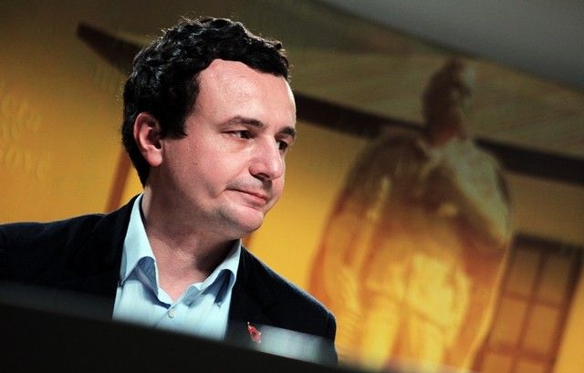 You have rarely seen Albin Kurti like this (Photo) - Telegrafi - Telegrafi