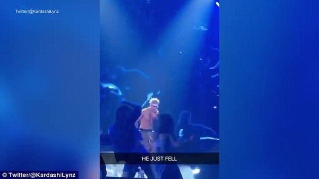 Justin falls badly on stage (Video) - Telegrafi - Telegrafi