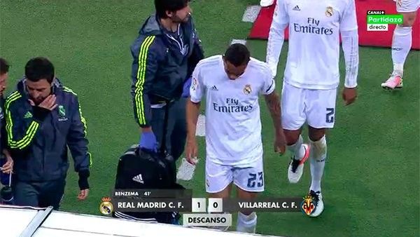The referee confuses the Real players, punishes by mistake (Photo ...