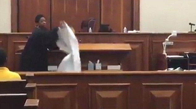 The judge tells what happens in the prison, the children start crying ...