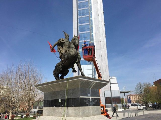 The Skanderbeg memorial is being cleaned - Telegraph - Telegraph