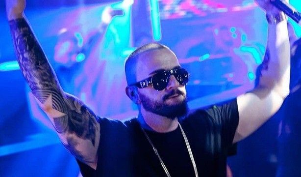 Agon Amiga "inserts" his head into the breast of a naked woman (Photo, +18) - Telegrafi - Telegrafi