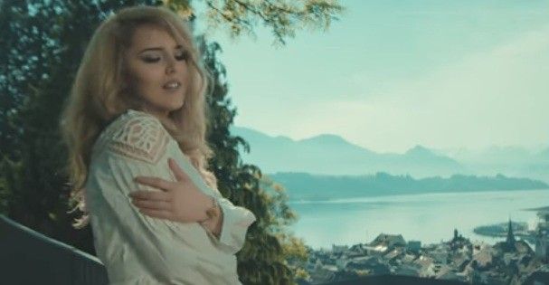 Adelina Emini sjell këngën “Si atëherë” (Video) - Telegrafi - Telegrafi